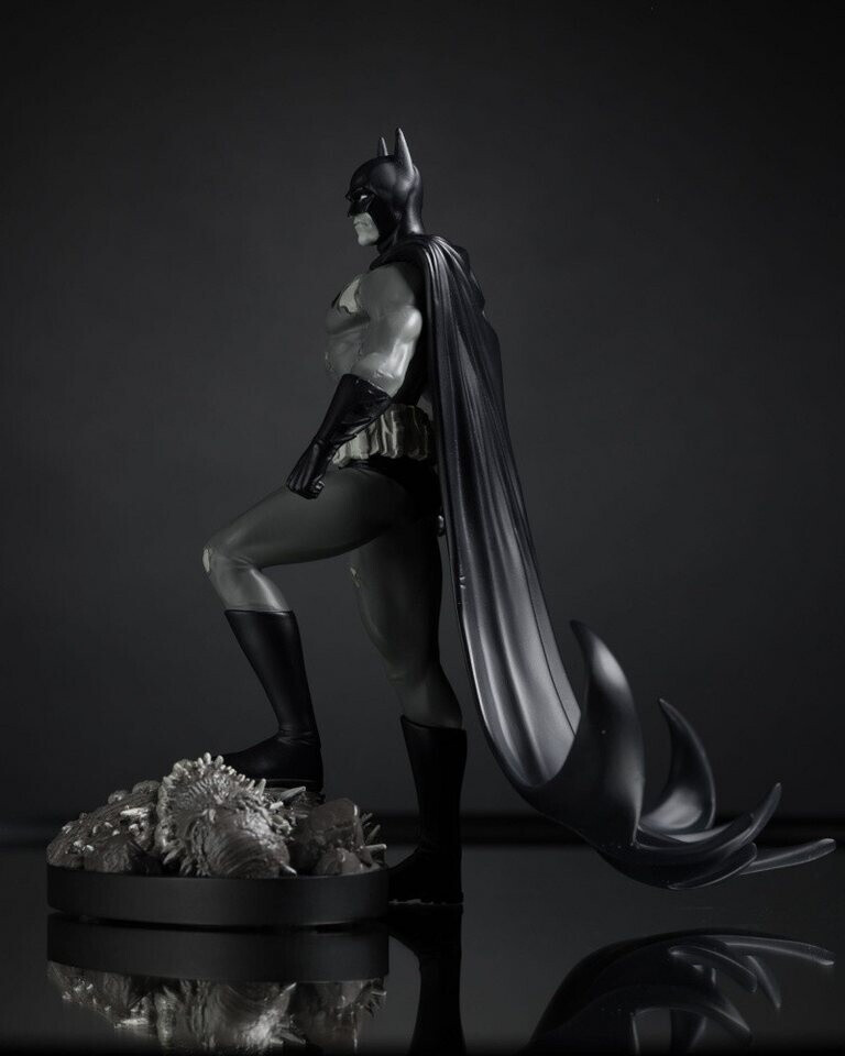 McFarlane Toys DC Direct Statue Batman by Bjorn Barends, schwarz/weiß ...